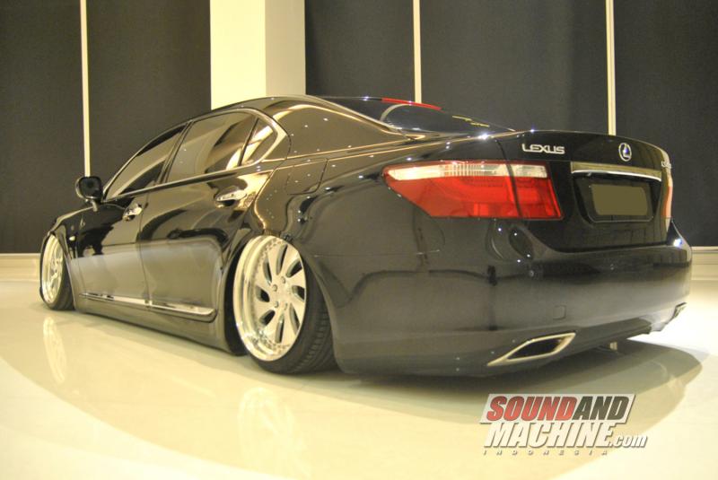 Lexus LS 460 Ini Tampil Menawan dengan Gaya VIP