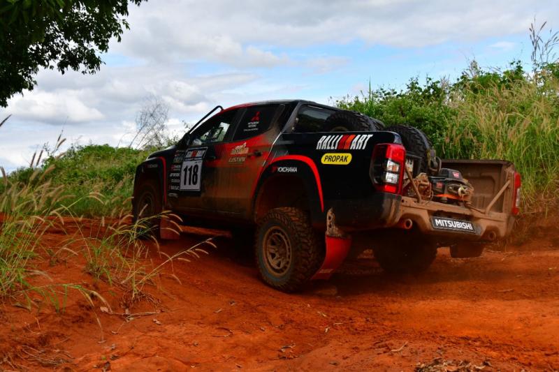 Digeber Rifat Sungkar, Mitsubishi Triton Buktikan Ketangguhannya di ... Digeber Rifat Sungkar, Mitsubishi Triton Buktikan Ketangguhannya di ...