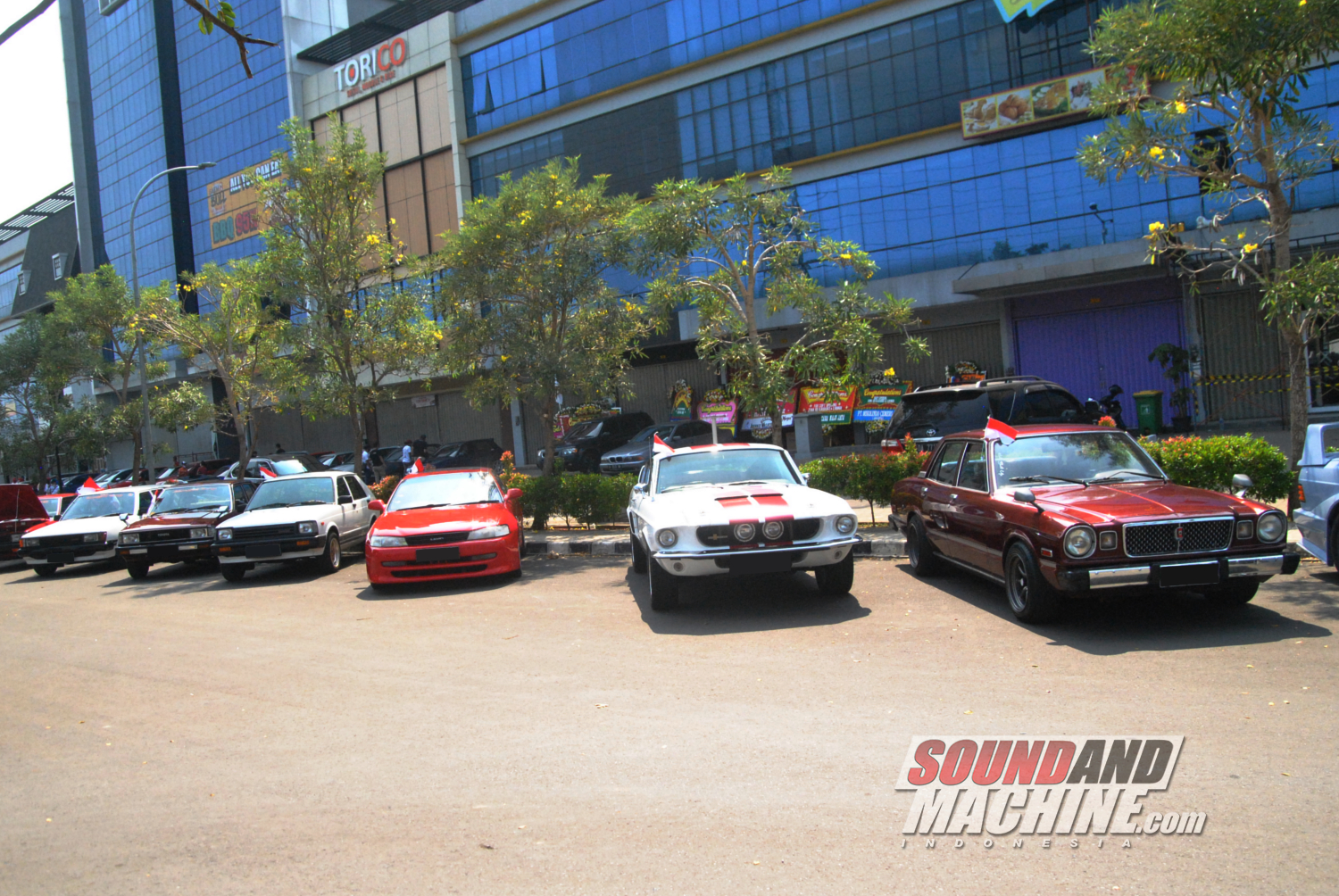 Merah-Putih Mobil Retro Meriahkan Kumpul Bareng Kedai Built-Up